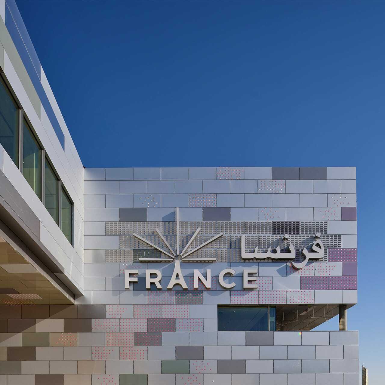 Construction du Pavillon de la France à l'exposition universelle de ...